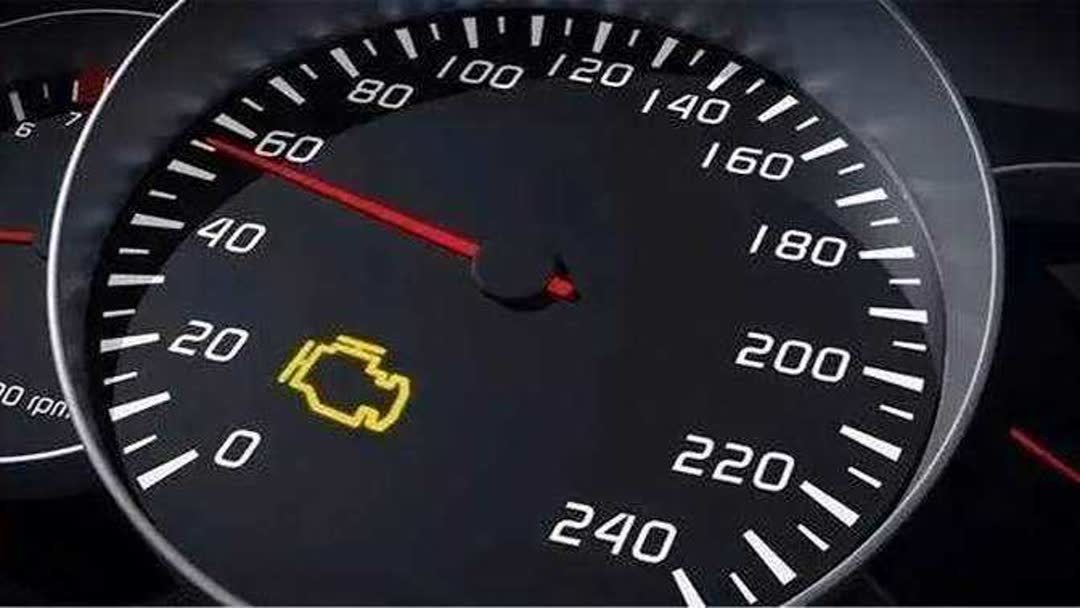 发动机故障灯突然亮了?别再无知给4S店白白送钱,用这招立马解决