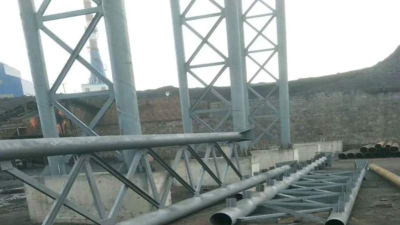 螺旋钢管做为立柱的用于管架车间棚,油罐之乡精英宋经理人员人工