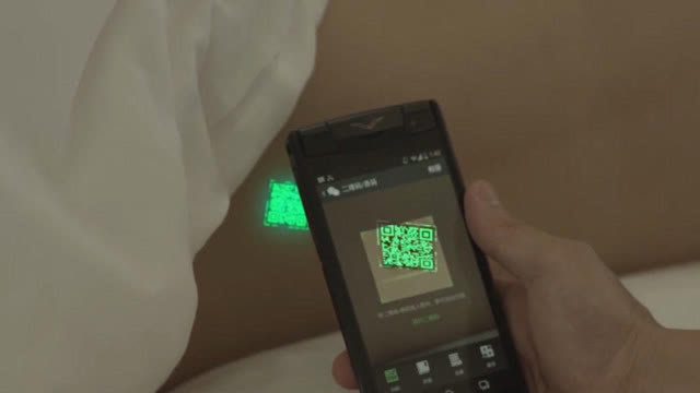 小伙发现妻子身上有个二维码,于是拿手机扫了一下