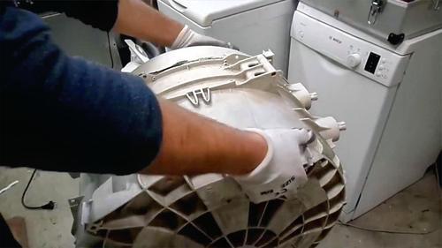 看师傅如何更换洗衣机中的轴承,有技术就是不一样