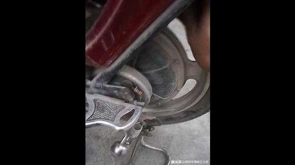 电动车后轮后推着很重,一把螺丝刀解决问题。