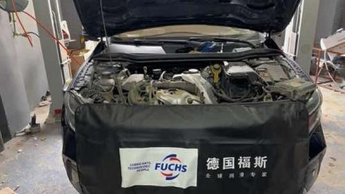 18年奔驰gla200节温器故障,更换