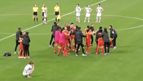 中国女足连扳两球,有惊无险进军奥运。全场齐唱怒放的生命!