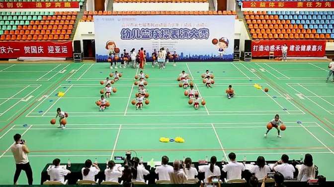 幼儿蓝球操表演视频