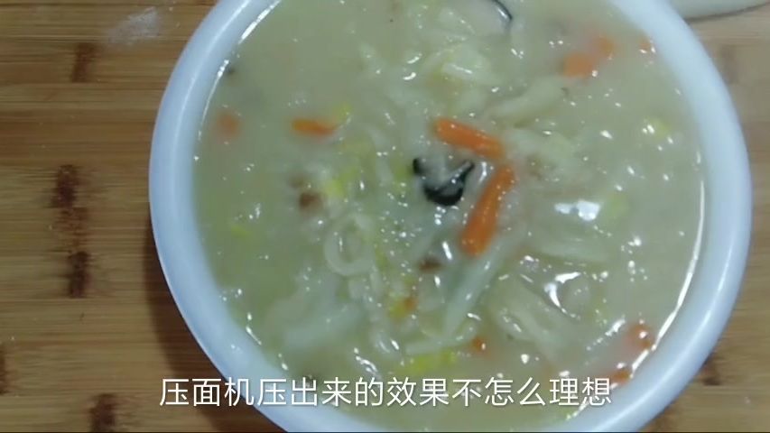 压面机原来是这样操作的,奶爸终于做出了面条,午饭有着落了!