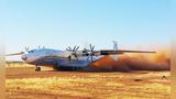 世界最大的螺旋桨飞机在野地降落 吹起沙尘暴