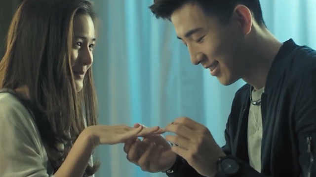 热恋情侣被邪灵缠身,一系列离奇诡异的恐怖事件即将开启