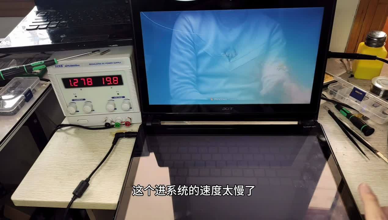 一台在日本买的宏碁双屏幕笔记本,还是头一次见