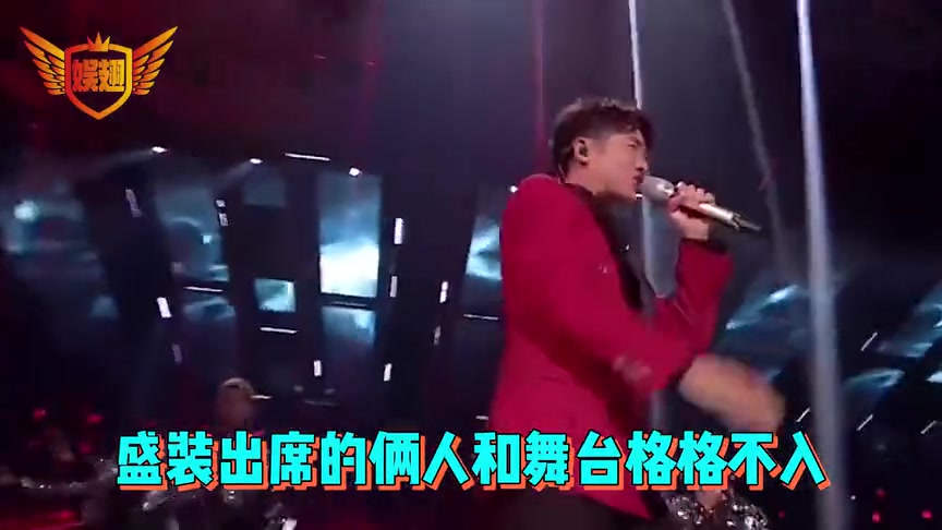 凤凰传奇现身农村商演,小舞台设备破旧仍卖力,与台下互动毫无架子