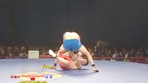 赵福祥一上场就占领主动权,积极拼打,成功击败吴雄取得比赛胜利