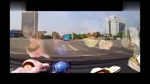 十字路口遇上电瓶车,你是来碰瓷的吧?