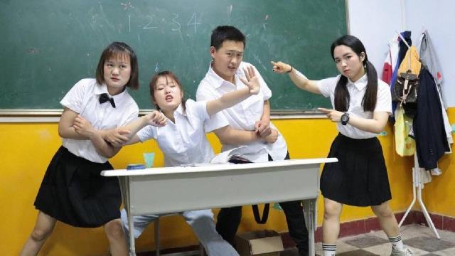 同学们模仿老师上课,没想到一个比一个演的奇葩,真搞笑