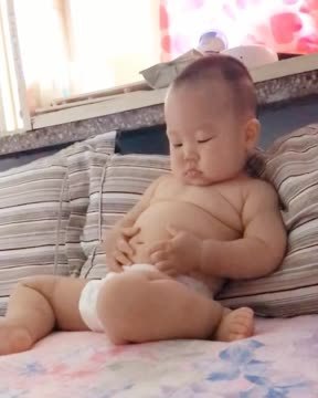 【当宝宝发现自己肚子会动】平凡法治2020近日,辽宁锦州一位妈妈...