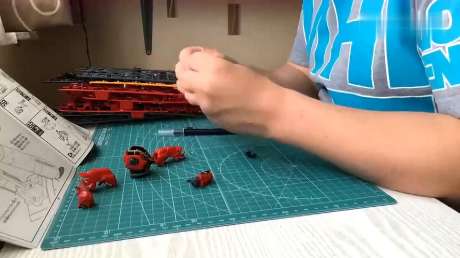 手工制作:机器人模型速组,每个零件都很精细,成品很帅气