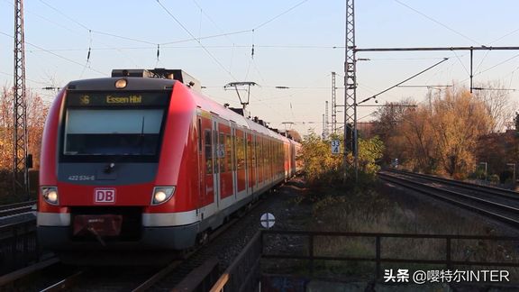 德国杜塞尔多夫南部某小站随拍BR422进站(S6线前往埃森火车站)