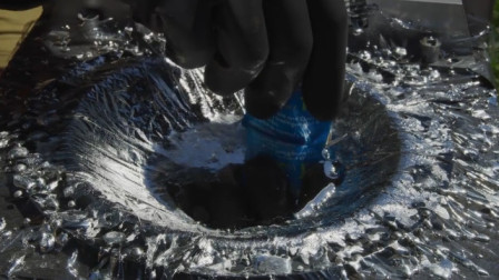 老外用金属镓自制"液体镜子",用起来效果怎么样?