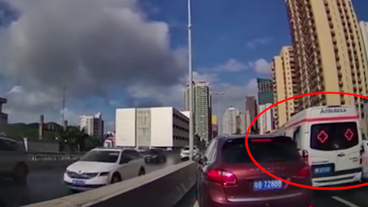 45度让道法!救护车遇上早高峰,私家车上演教科书式让道