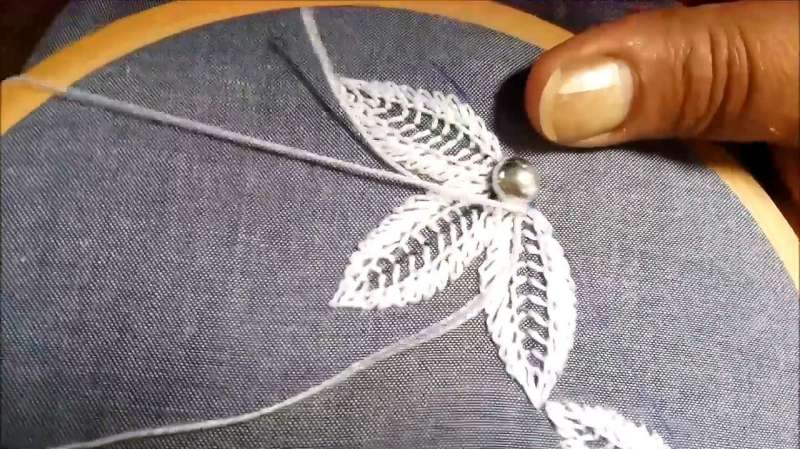 绣边框绣什么花样好呢?来试试绣这款简单花边边框绣法吧