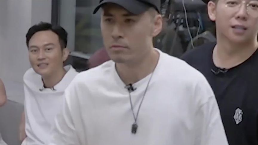 张智霖秀拿手绝活“三角倒立”,起身前一个动作太帅,陈小春看呆