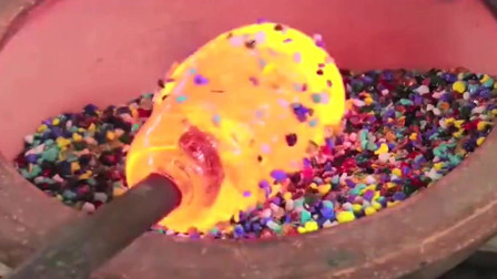 墨西哥牛人纯手工制作的多彩的玻璃瓶,制作过程真是好玩又好看