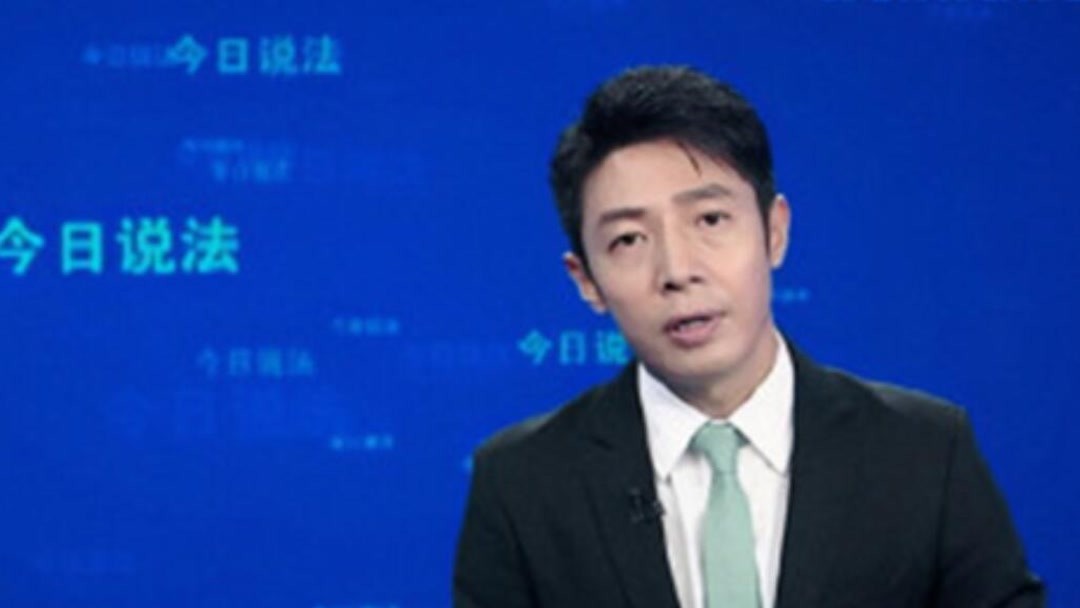 回忆杀!撒贝宁重回《今日说法》,穿西装为观众做法律科普