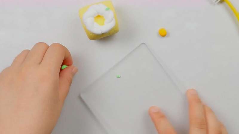 手工粘土DIY:彩泥粘土制作精灵宝可梦皮卡丘小蛋糕