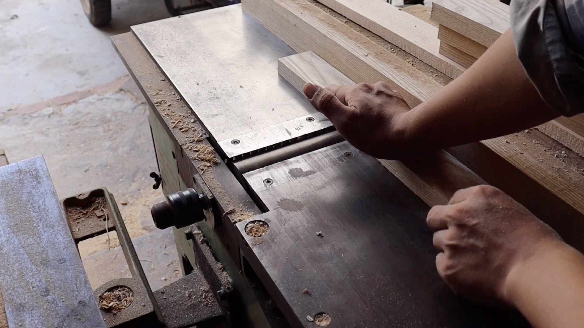 小伙子为了保存旧纸币,自己打造实木相框。能观赏,也能保护好。