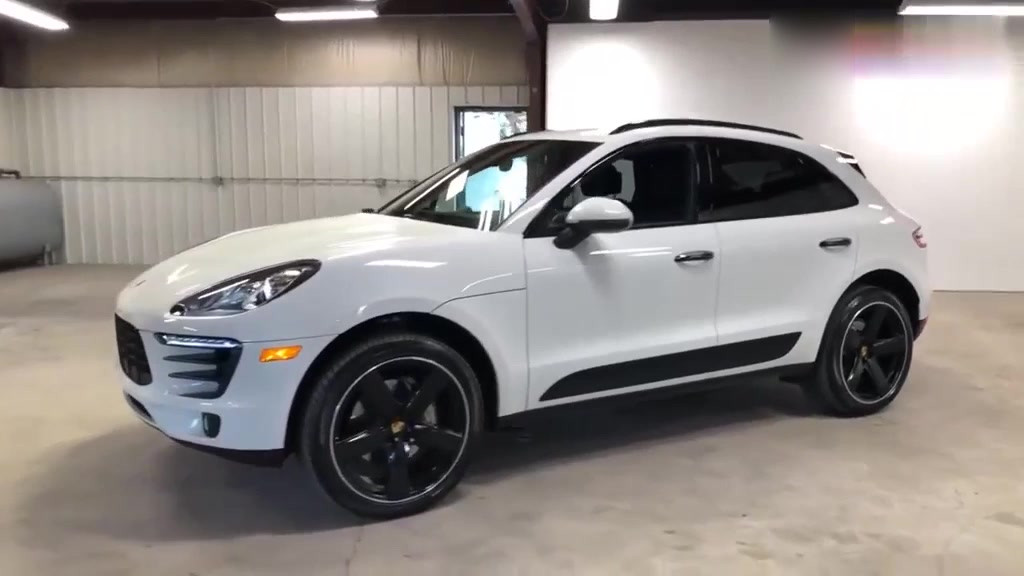 打开保时捷Macan S的车门