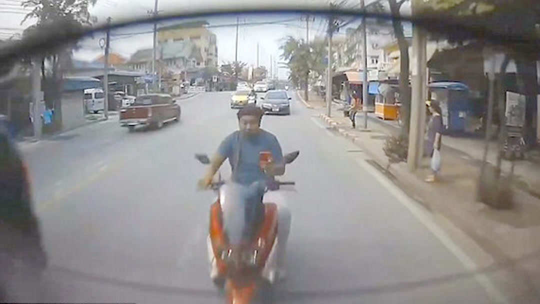 男子驾电动车玩手机 追尾前车脸撞玻璃