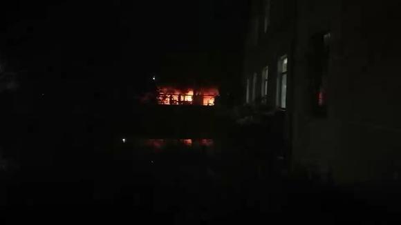 电动车棚里电动车充电爆炸起火