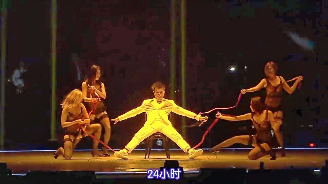 MAMA:大叔瞬间懵了,这伴舞穿着太过分,怎么让人用心表演!