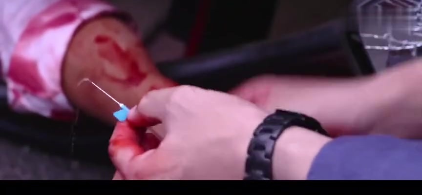 车祸现场伤员太多,女医生为争取抢救时间,开自己的车载伤员