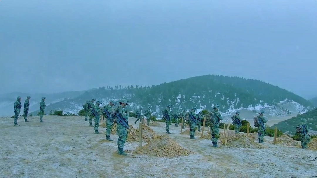 小豹队训练方式真特别,荒山为自己立空坟,“死”一次就立一坟