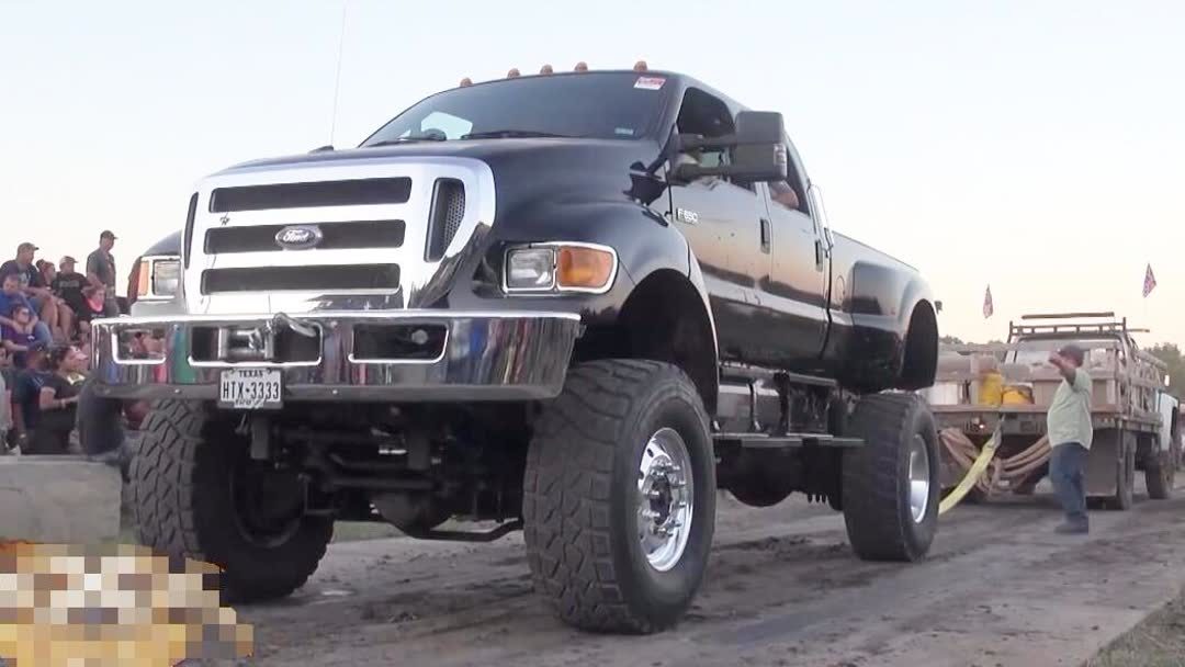 福特猛禽F750遇到大货车以后,霸气的一幕才刚刚开始!