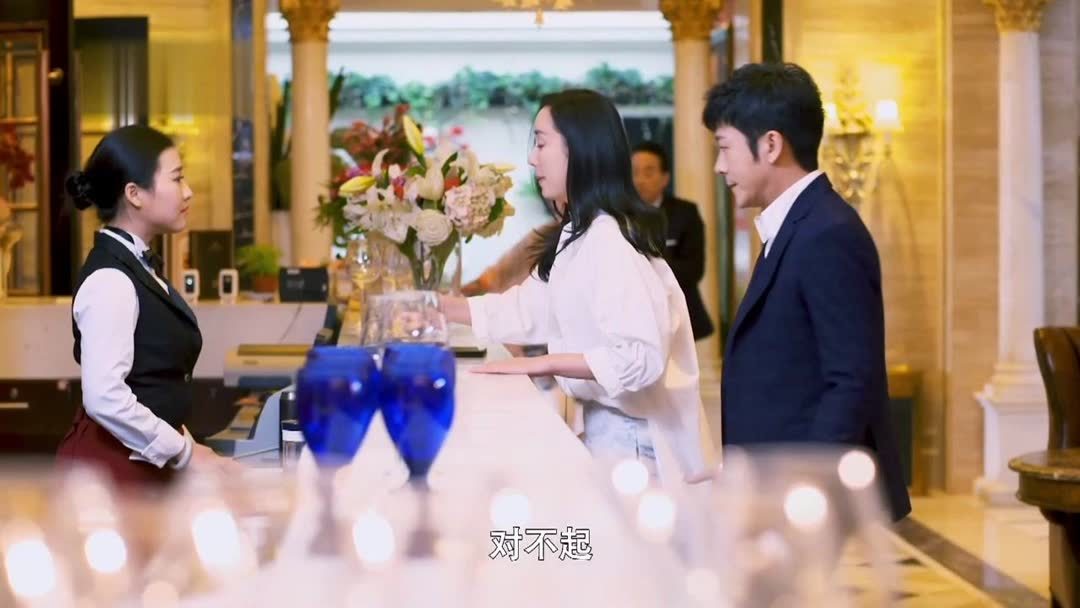 餐厅想要给他们免单,但儿媳坚持原则要付钱,婆婆看了很开心