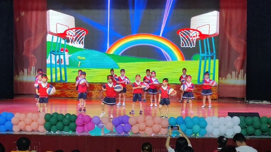 博爱幼儿园:花样篮球表演