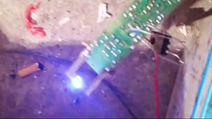 电蚊拍内部放电视频,威力还真不小