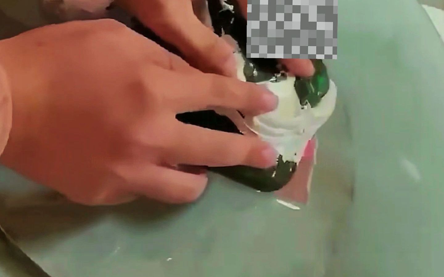 谈了好多天的翡翠总算拿下了,现场开切!