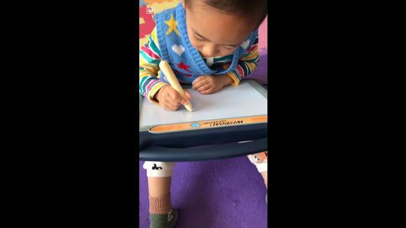 四岁宝宝画哥斯拉