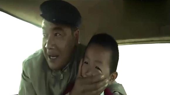 农村一单亲妈妈孩子被拐卖,竟在城里发现儿子在跪着乞讨!