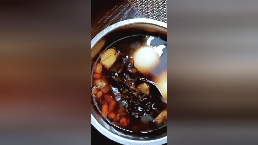 枸杞红枣生姜红糖艾叶桂圆鸡蛋。当归一起煮,月经前后三天各吃一次,...