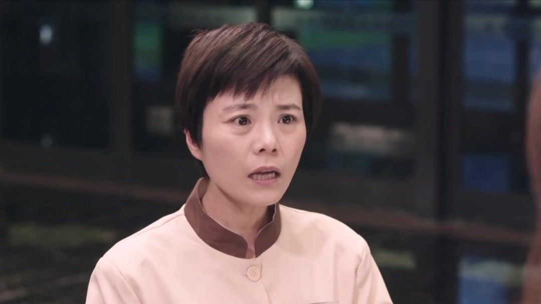 《欢喜盈门》晓梅深夜收拾行李回家 保洁阿姨被吓一大跳