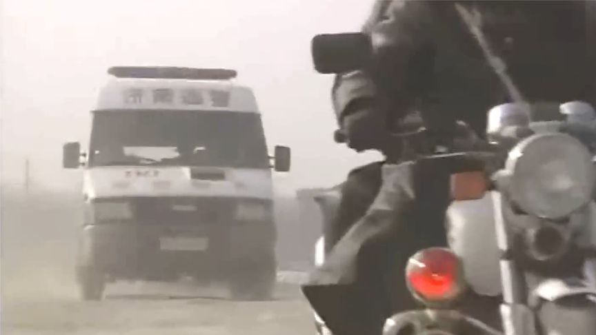 警方110:警察追捕红色出租车...