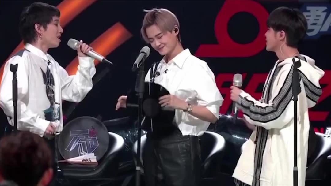 华晨宇撒娇合集:华晨宇吴青峰撒娇,太甜了,李宇春都脸红了!