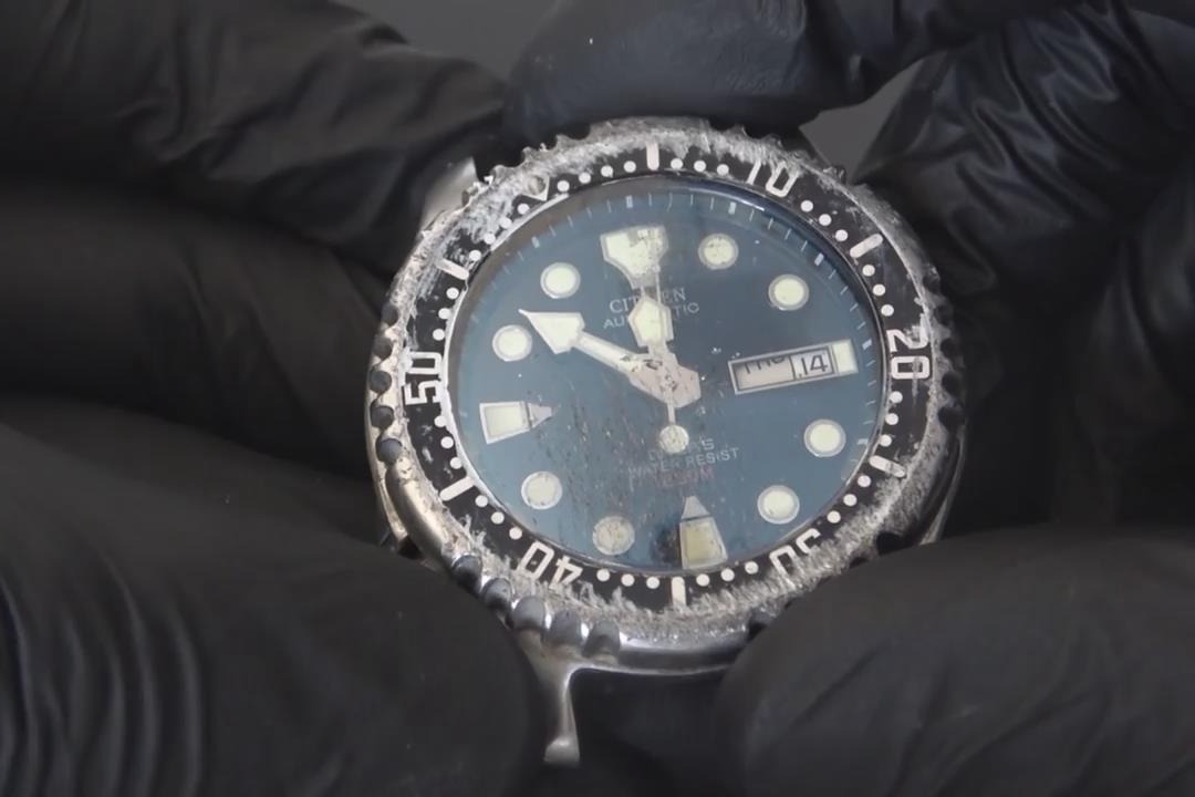 损坏的潜水机械手表翻新过程,修复流程真严谨,最后成品焕然一新