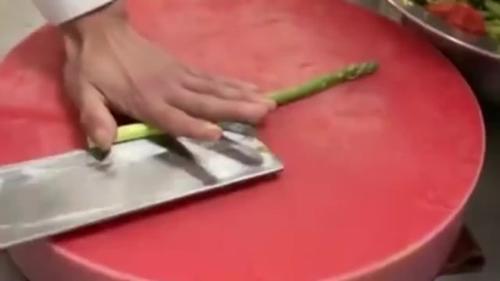 老板新招的二把刀,去皮从来不用打皮刀,还说打皮刀浪费时间!