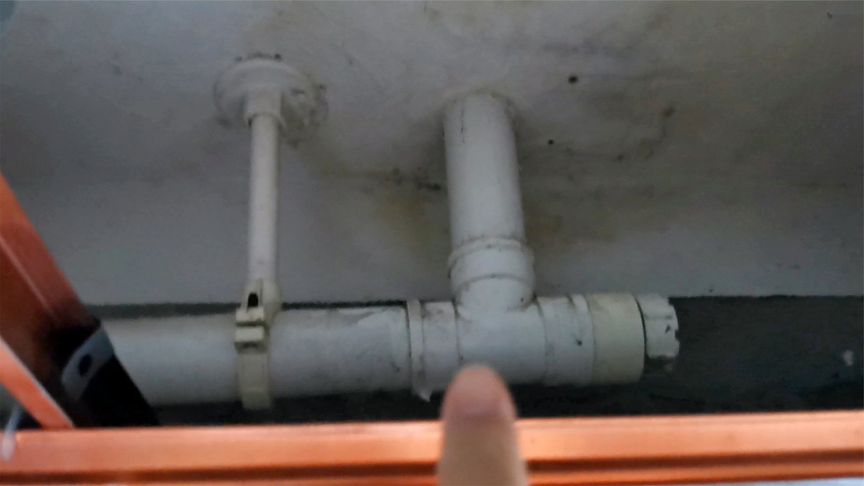 装修小伙自己家深受卫生间漏水的困扰,维修麻烦