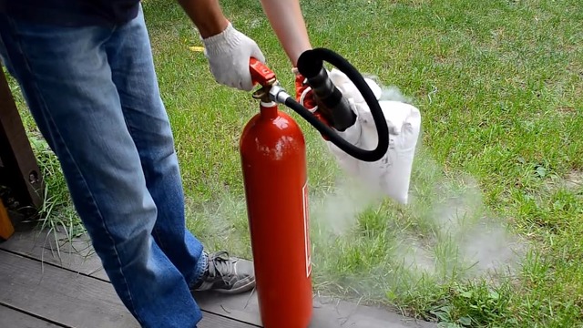 轻松一招教你在家做干冰,用灭火器就行,它里面有什么?