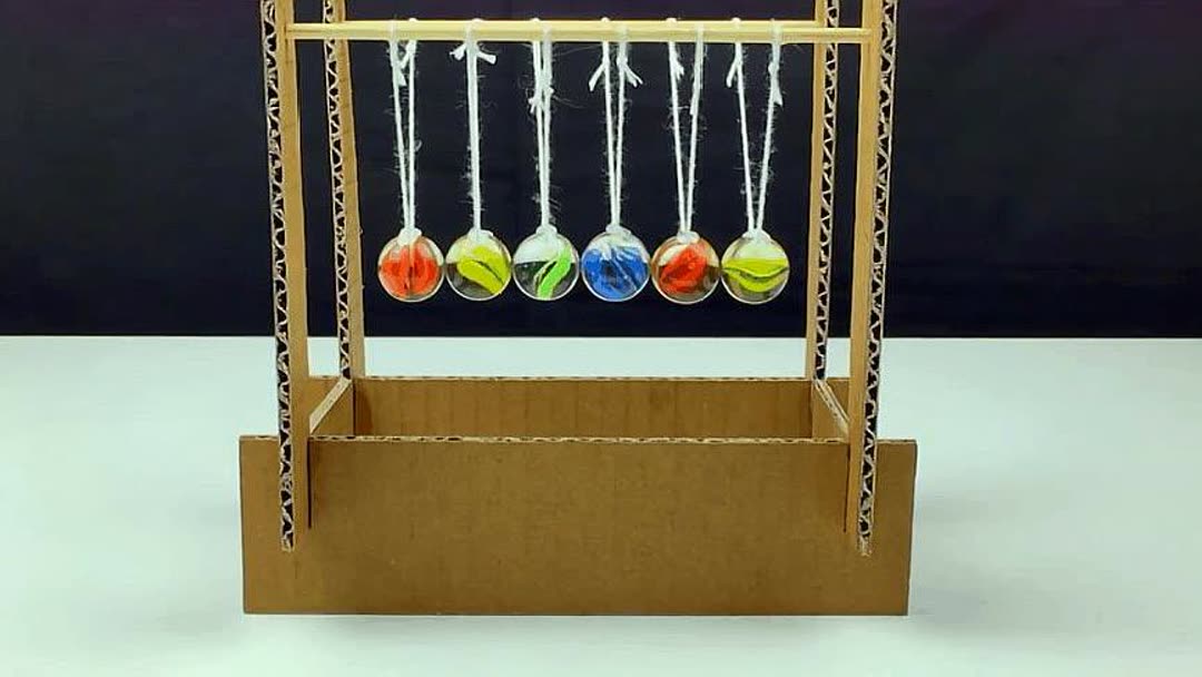 把弹珠做成牛顿球,在反复对撞中了解能量守恒定律