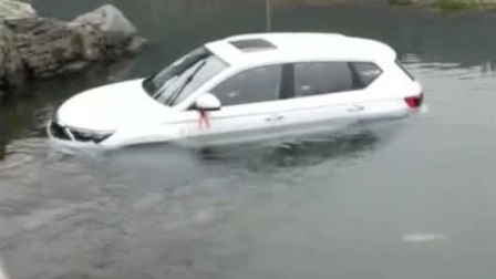 刚买的车还没开回家就开进了河里~这是要洗车么